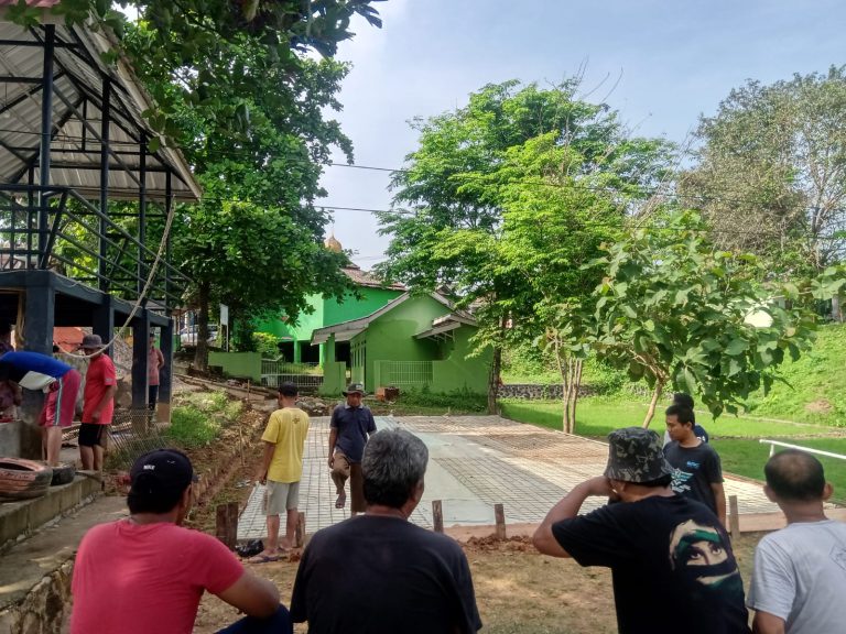 Warga Perumahan Mega Regency Blok J Adakan Kerja Bakti Bangun Lapangan ...