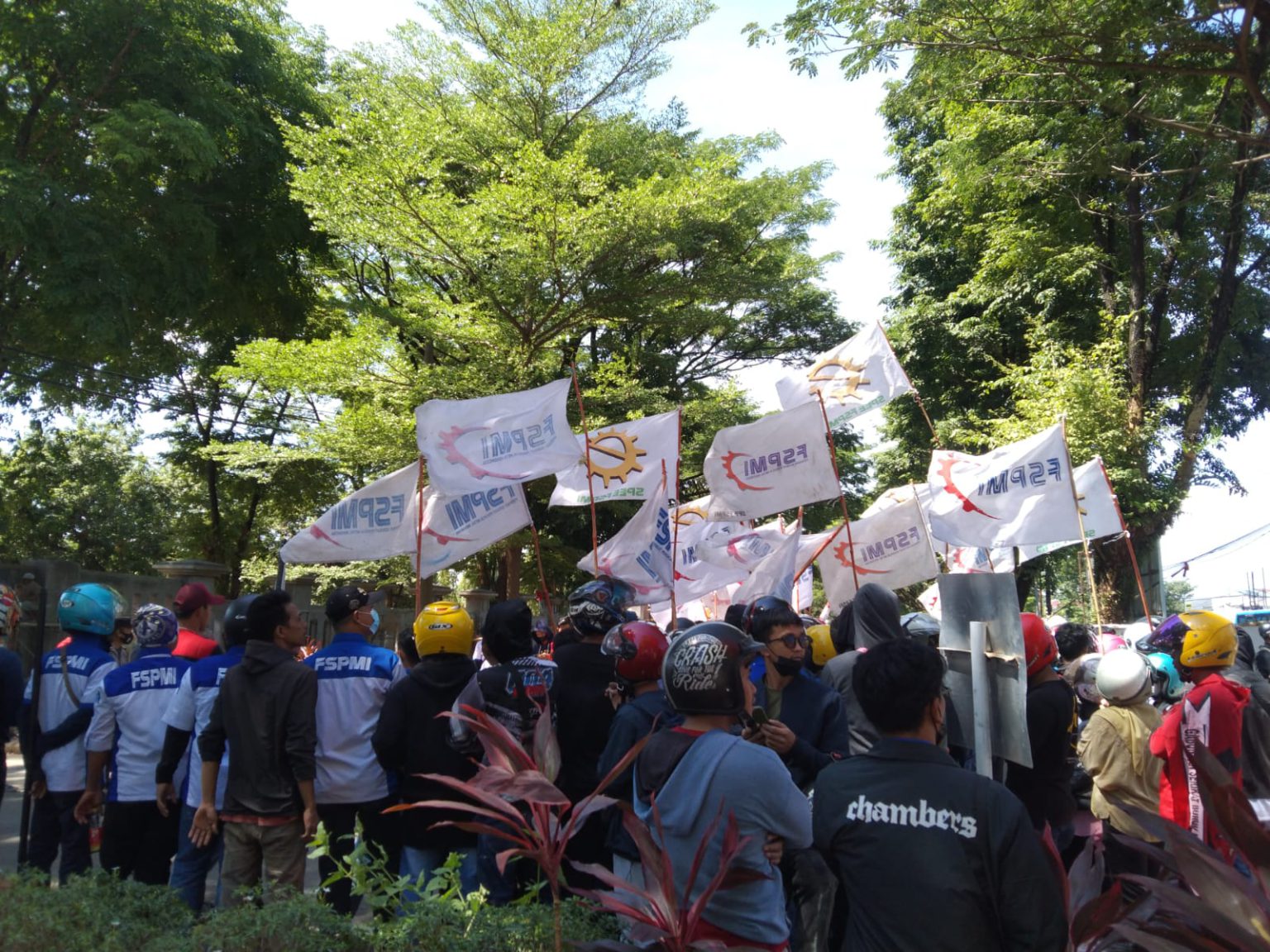 Tolak PHK Sepihak, Aliansi Buruh dan Mahasiswa Makassar Duduki Indo ...