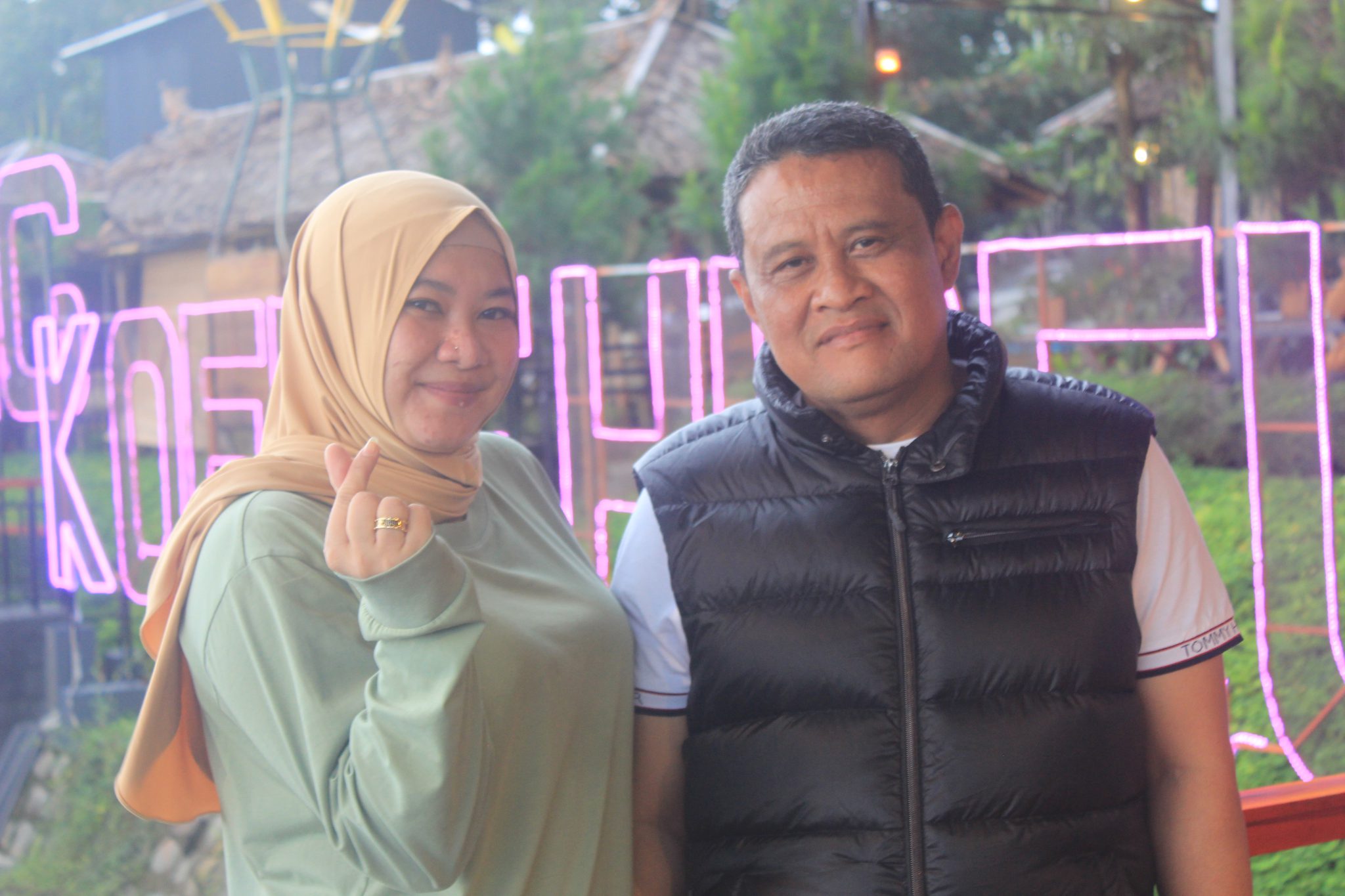 Saung 'Koffie Hideung' Puncak Sempur Karawang Tampilkan Wisata Alam ...