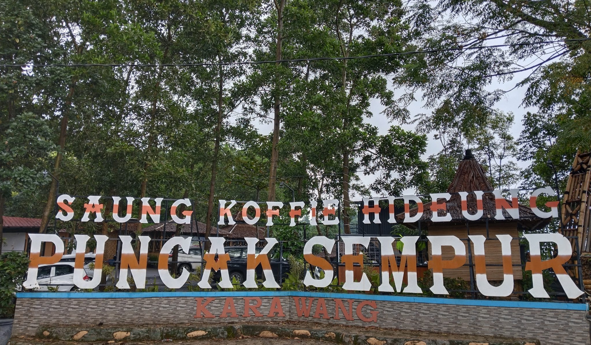 Saung 'Koffie Hideung' Puncak Sempur Karawang Tampilkan Wisata Alam ...