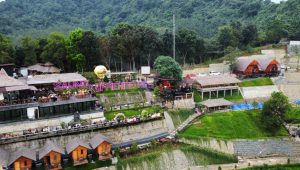 Saung 'Koffie Hideung' Puncak Sempur Karawang Tampilkan Wisata Alam ...