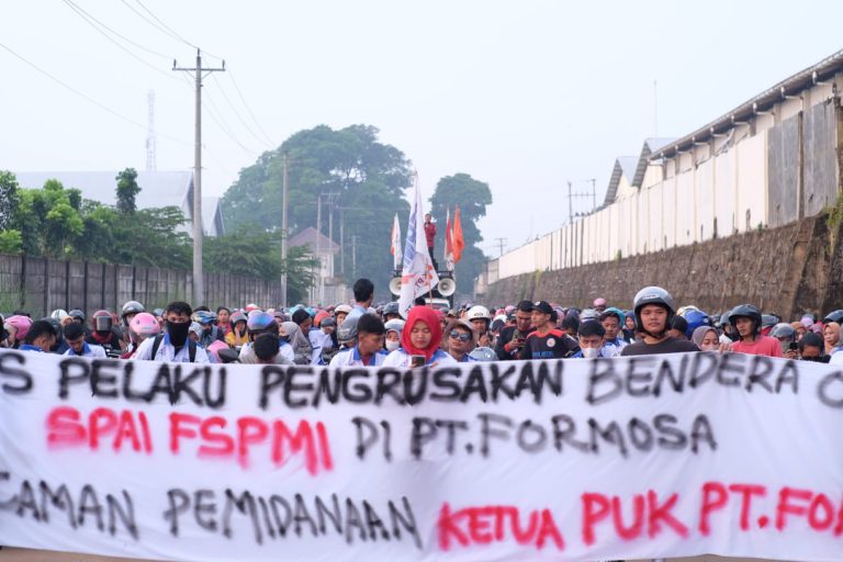 Buntut Pengrusakan Bendera Serikat Pekerja, Sebanyak 500 Buruh FSPMI Jepara Demo Di PT. Formosa ...