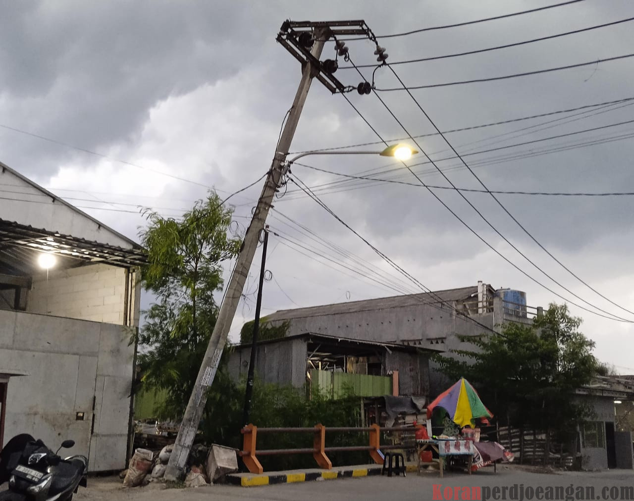 Waspada Tertimpa Tiang Listrik Ambruk Dampak Cuaca Ekstrim - KPonline