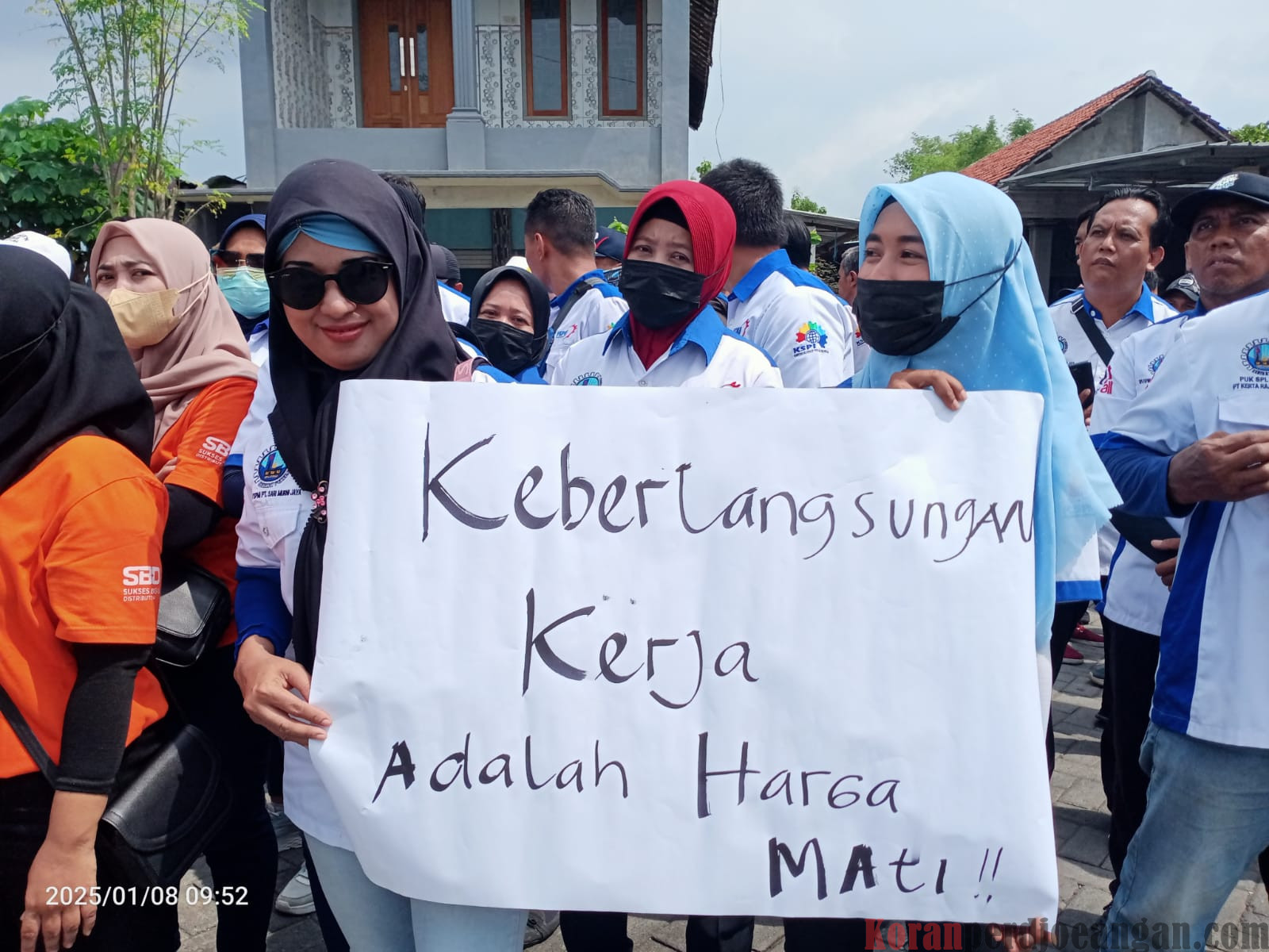 FSPMI Sidoarjo Gelar Aksi Bela Tiga Anggota yang Di PHK Sepihak oleh PT SMJ - KPonline