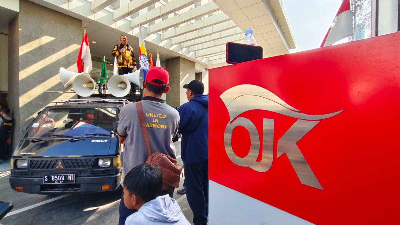 Ratusan Pekerja PT PAKERIN Geruduk Kantor OJK, Desak Pencairan Upah dan THR - KPonline